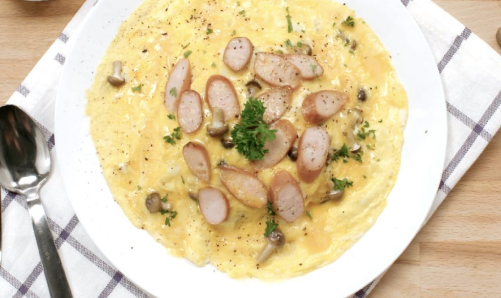 Creamy omelette and steamed rice with sausage - THAI NIPPON FOODS CO., LTD