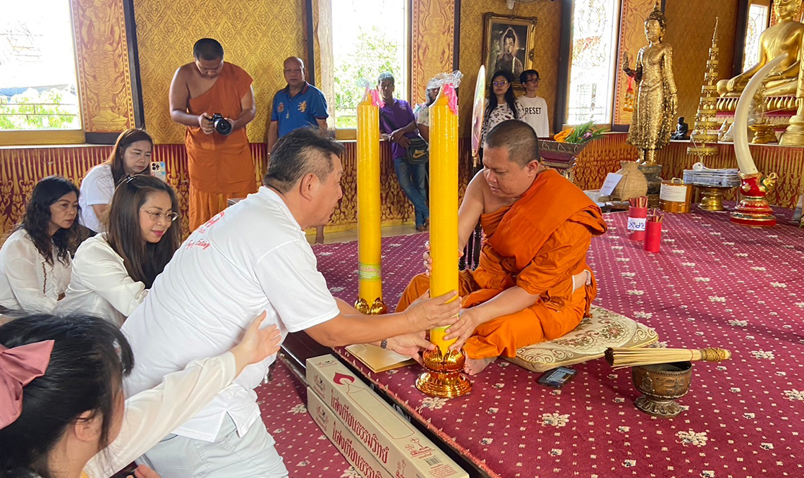 Offering candles during buddhist lent | Thai Nippon Foods