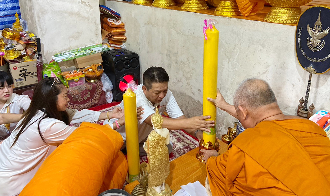 Offering candles during buddhist lent | Thai Nippon Foods