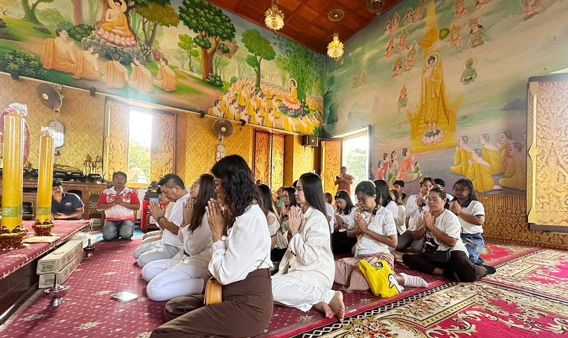 Offering candles during buddhist lent | Thai Nippon Foods